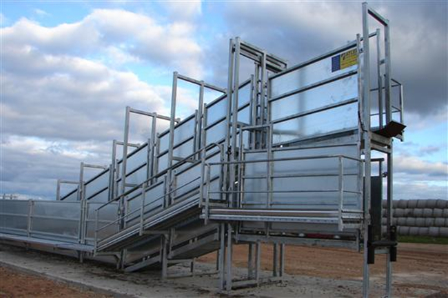 Portable Cattle Loading Ramp Non Slip Walkway Anti Corrosion Finish