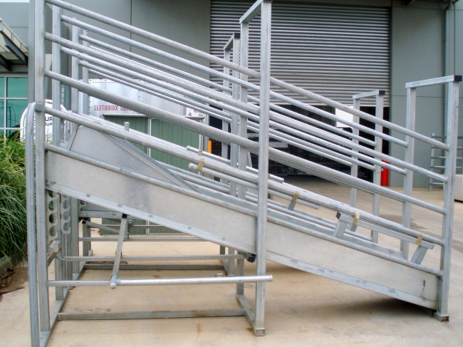 Closed Base Portable Cattle Handling System Premade / Customized Design