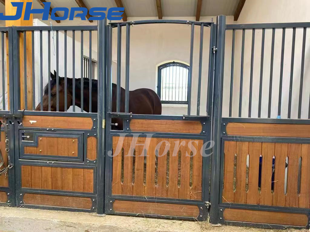 Hardwood Bamboo Metal Horse Stall Panels 14ft With Galvanized Swinging Door