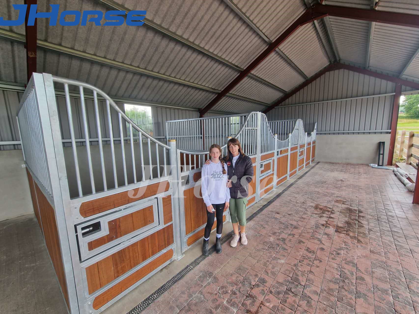 10ft Loose Box Stables Equipped With Corner Post Accessories
